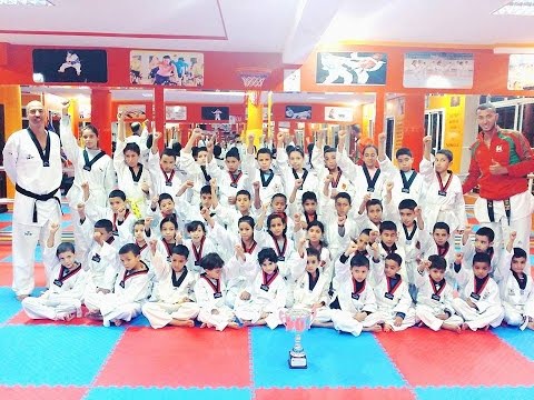Motivational vidoiîeo with smaili gym team où