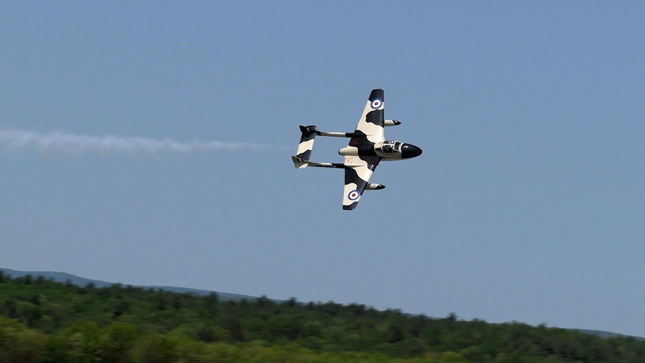 1946 De Havilland DH-115 Vampire Jet Demo - YouTube