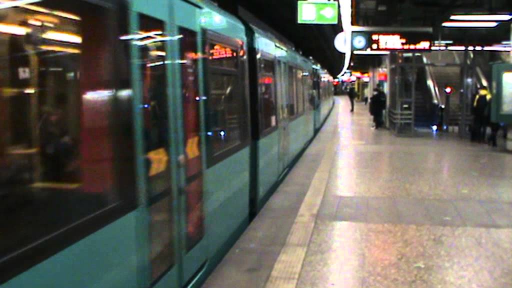 VGF U5 Wagen Zug auf der Linie U6 in Frankfurt Konstablerwache - YouTube