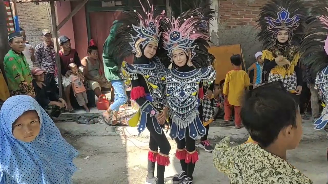 Dua Penari Topeng ireng Minta di Foto - YouTube