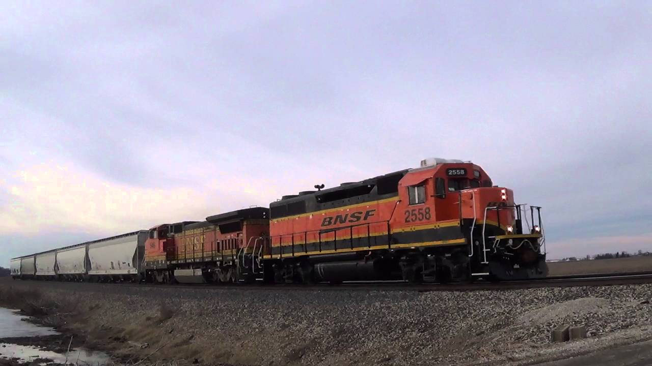 BNSF 2558 Meets BNSF 8318 near Toluca, IL 1/30/16 - YouTube