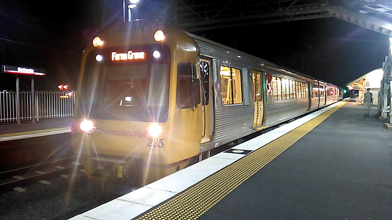 Queensland Trains: SMU 235 at Bethania - YouTube