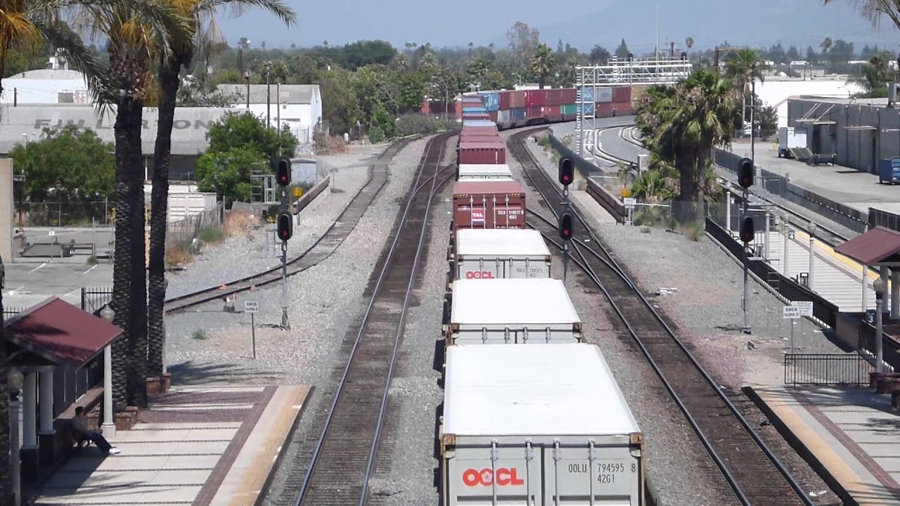 BNSF just leave at Fullerton station （168両編成の貨物列車） - YouTube