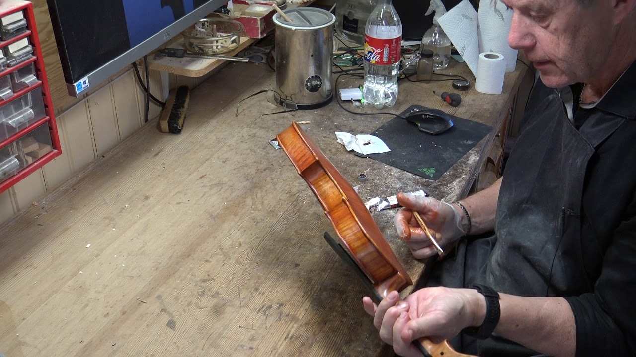 Violin maker Peter Westerlund Part 72b. Putting on the colour - YouTube