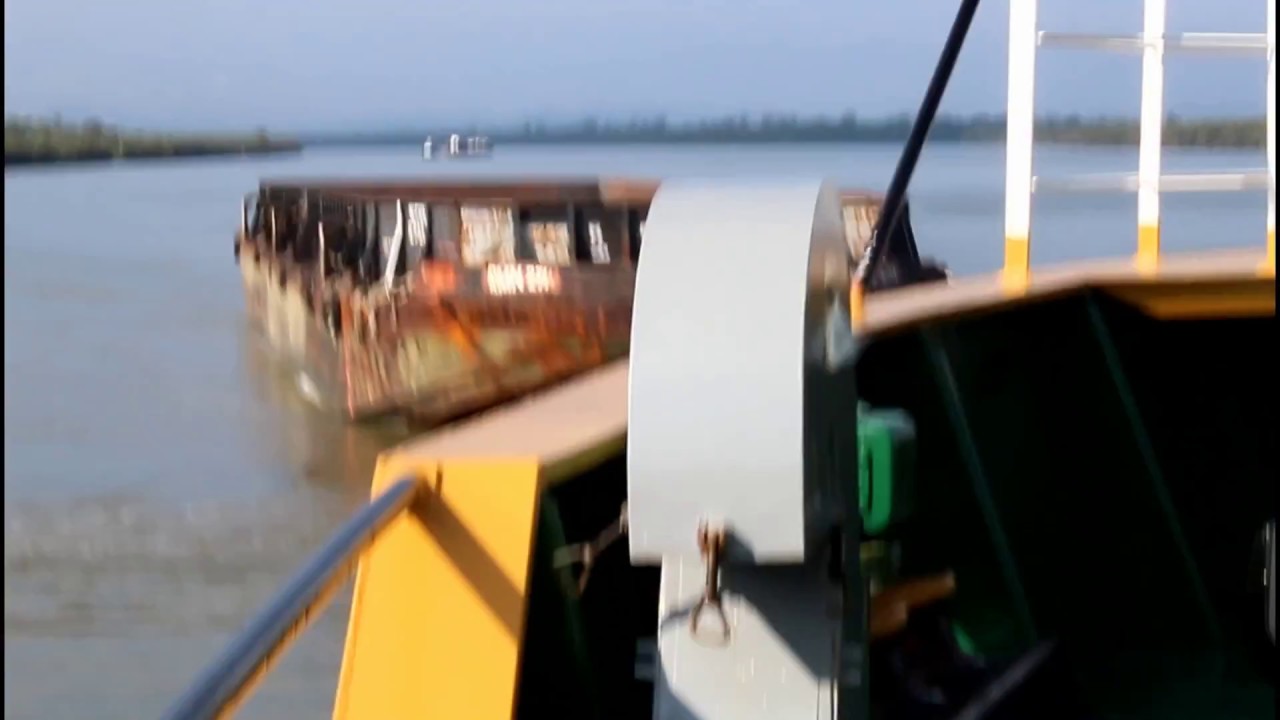 Nyaris Tubrukan!! Tugboat KSA... Nyaris Nubruk Kapal Kargo di sungai (2 ...