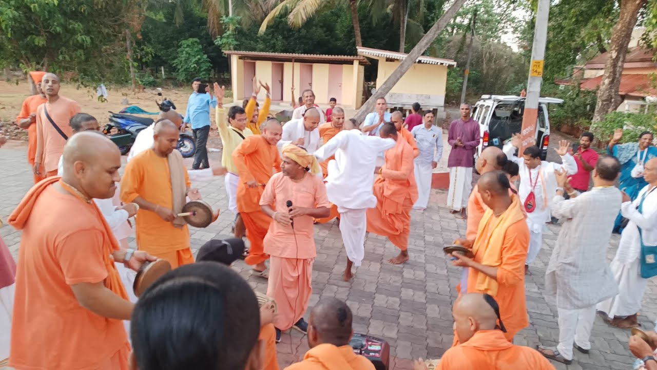 Doing kirtan at iskcon Mysore all mayapur Devotees🙏🏼🌷🌹 - YouTube