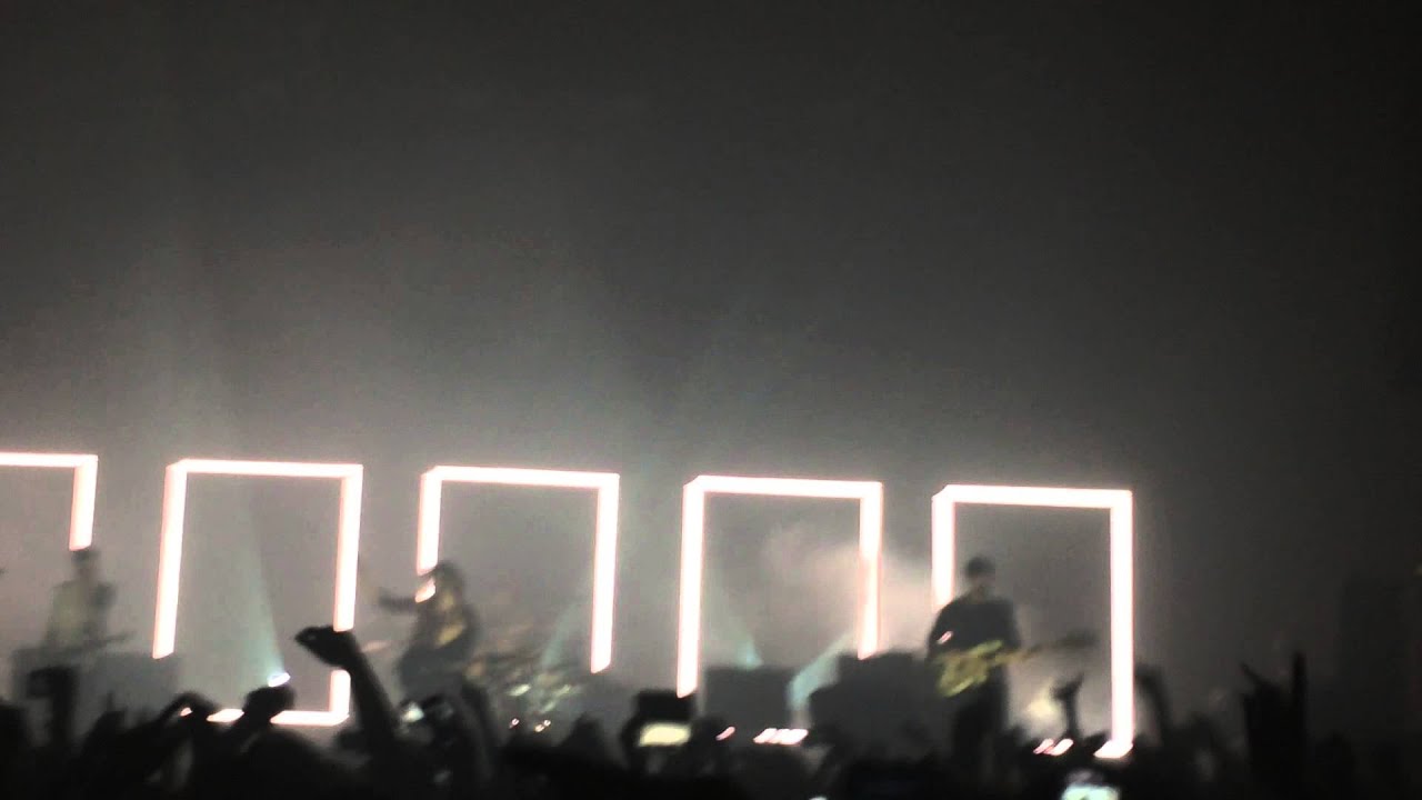Heart Out // The 1975 Live // Manchester Apollo - YouTube