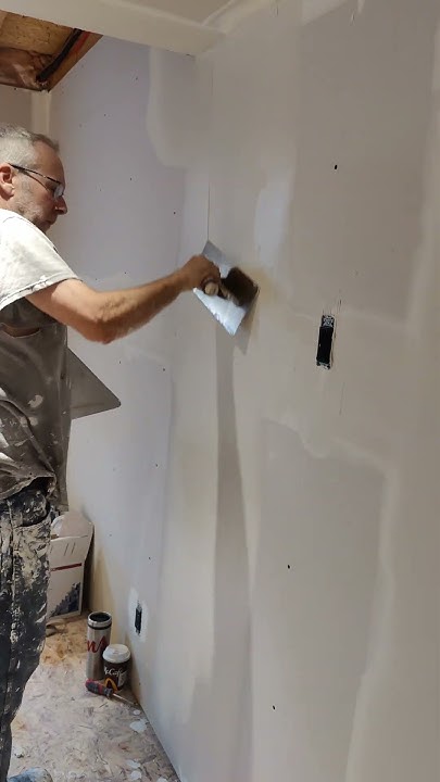 Coating upper butt joint #taping #mudding #trowel - YouTube