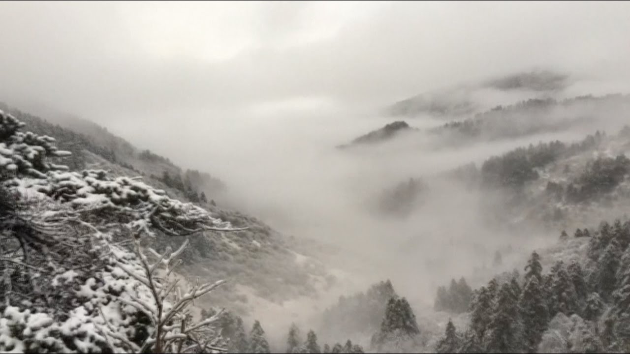 Amazing Scenery of This Year's First Snow in Hubei, China - YouTube