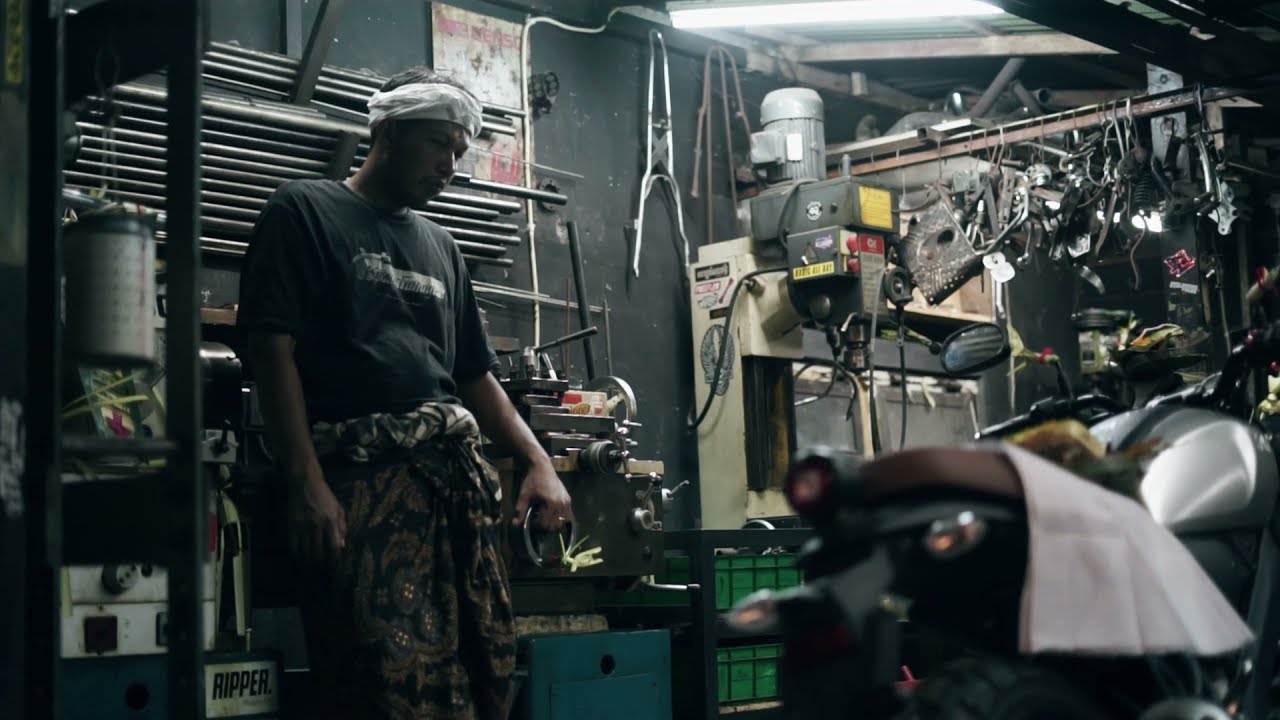 Kedux Garage Intro - XSR155 Yard Built Project "Black Dog" - YouTube