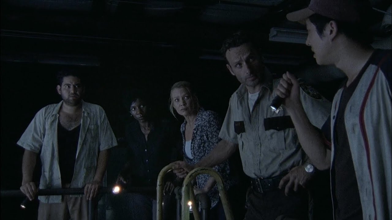TWD S1E2 - Glenn And Morales Go Down The Sewers - YouTube