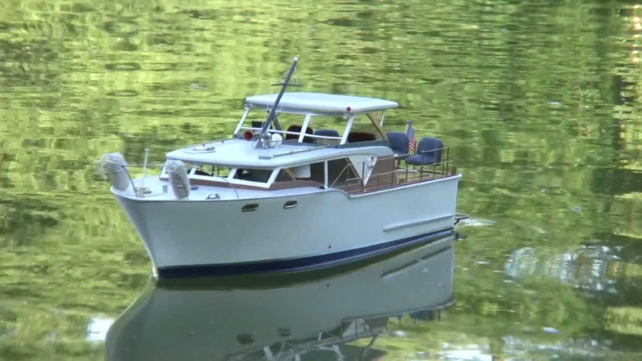 Chris Craft Constellation Juli 2011 RC modelboat - YouTube