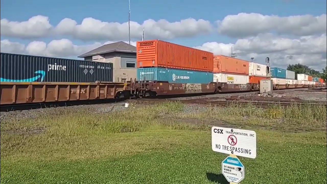 BNSF 8326, 4002, and 4933 speed through Deshler Ohio! - YouTube
