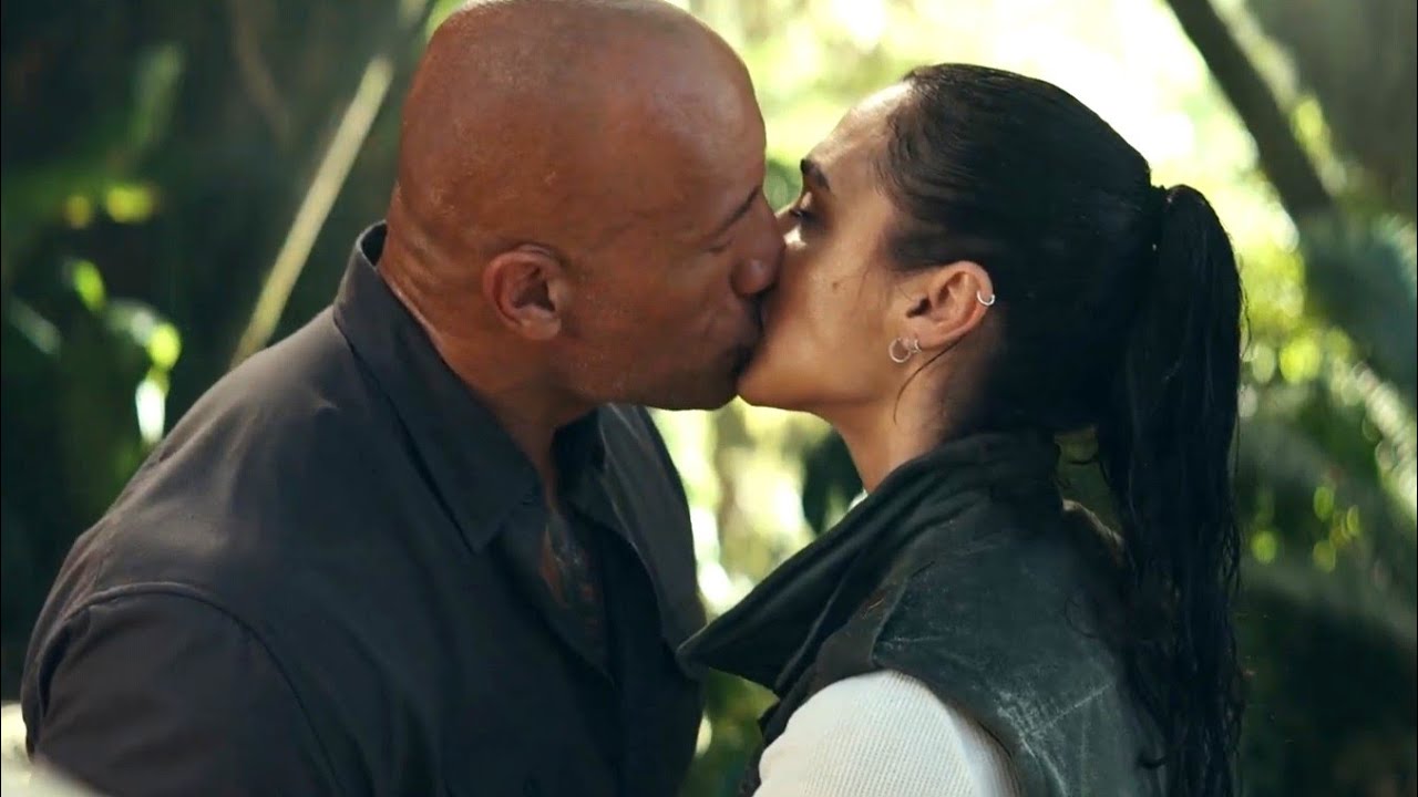 Red Notice / Kiss Scene — Sarah and John (Gal Gadot and Dwayne Johnson) - YouTube
