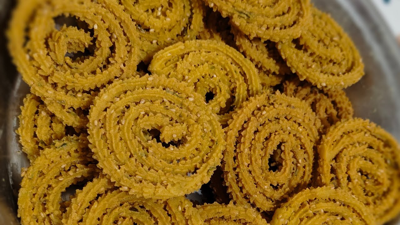 crispy chakli making || comment down for full recipe || truptiskitchen ...