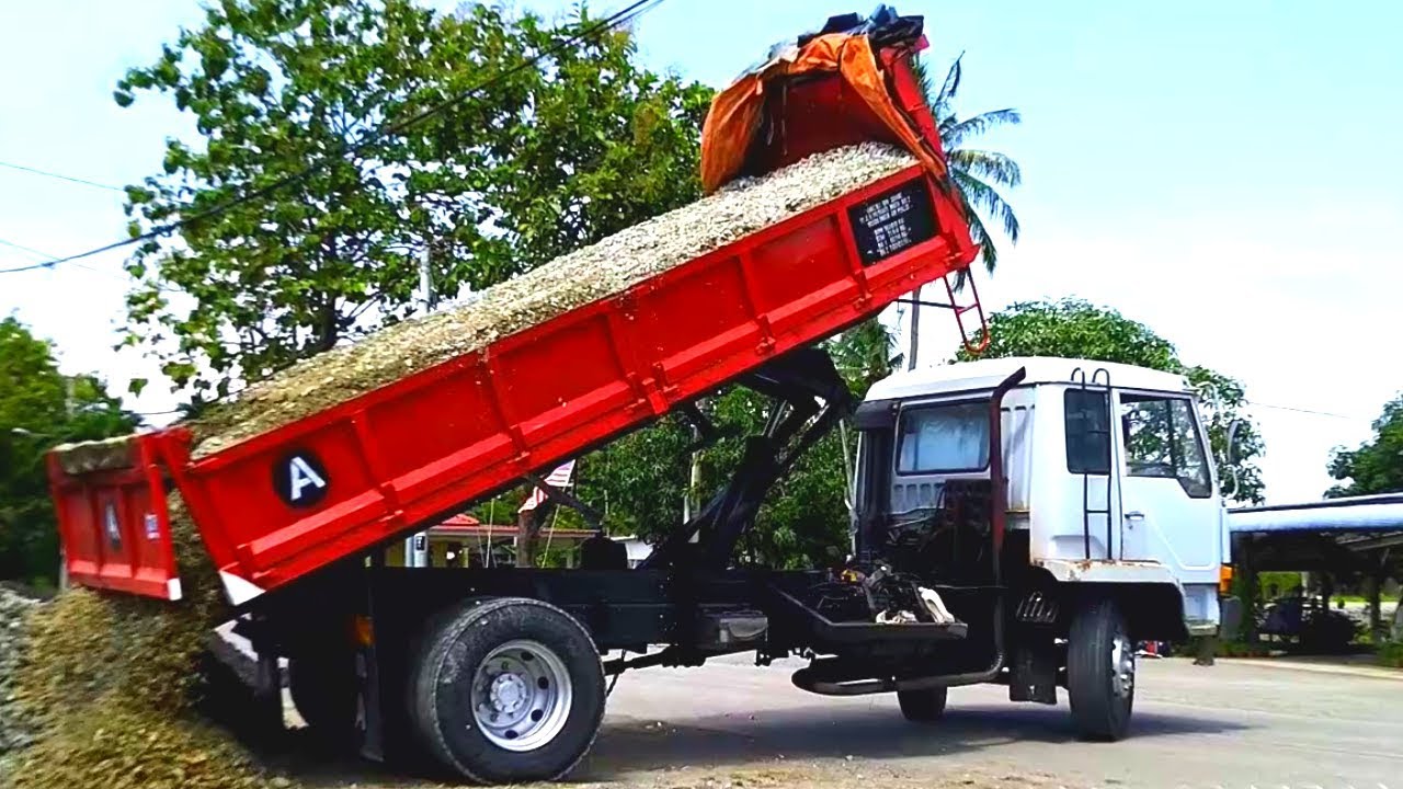 Lori Dumper Tipper Buang Batu Tepi Jalan - YouTube