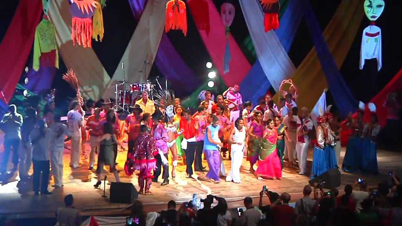 Carnaval International de Victoria 2013 Opening highlights - YouTube