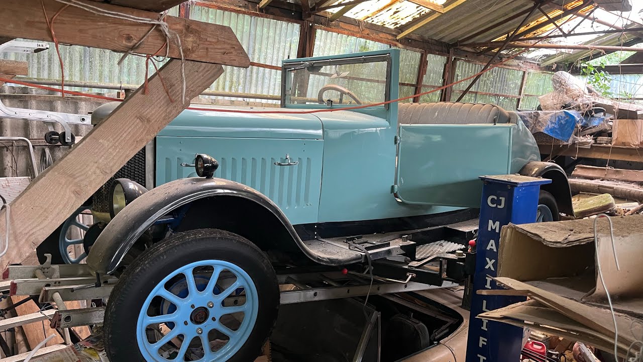 EXPLORING AN ABANDONED VINTAGE CAR GRAVEYARD - YouTube