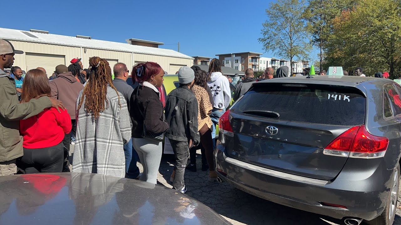 BIDDING LIVE AT THE PUBLIC AUTO AUCTION! - YouTube