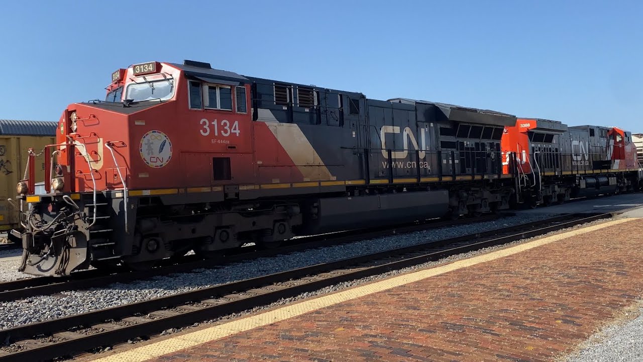 CN A432 Meets a NS Mixed freight in Centrailia,IL - YouTube