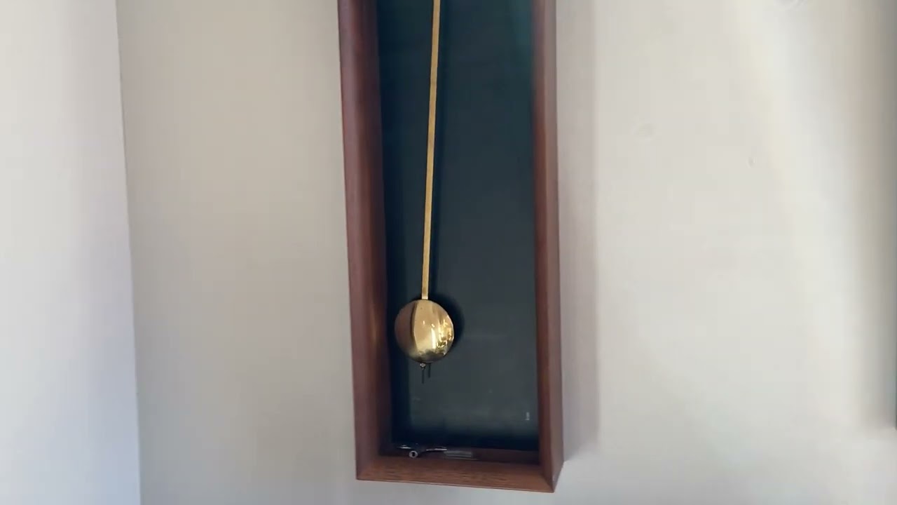 Howard Miller #557 Key Wind Wall Clock 動作 - YouTube