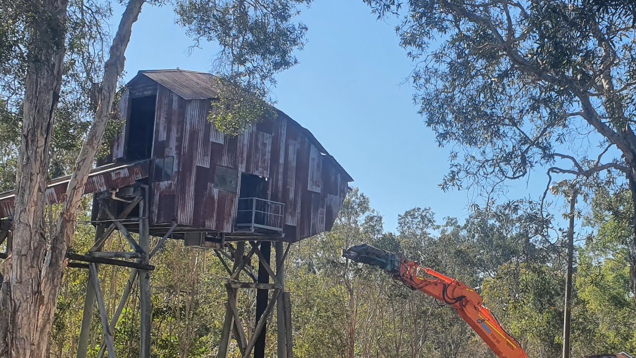 Timber!!!!! Over She Goes. Rocky Hollow Log Ride. Dreamworld. - YouTube