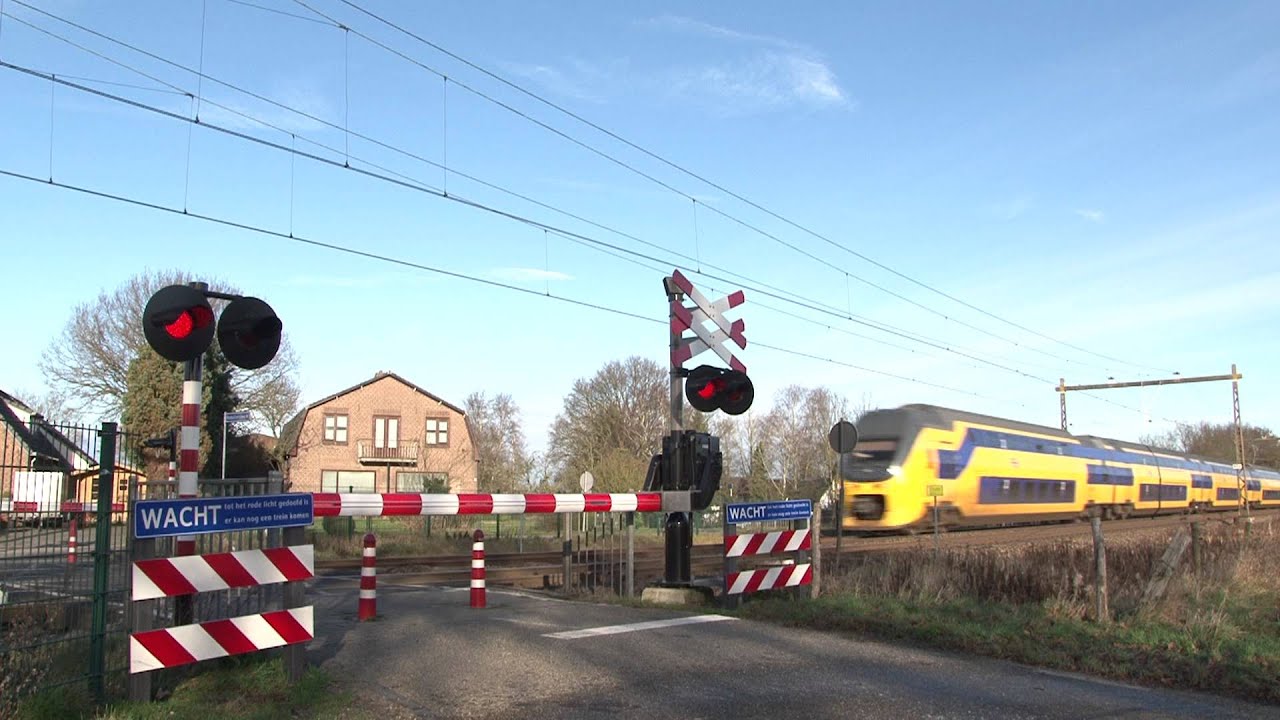 Dutch railroad crossing - AHOB voor fietsers Wezep (2) - YouTube