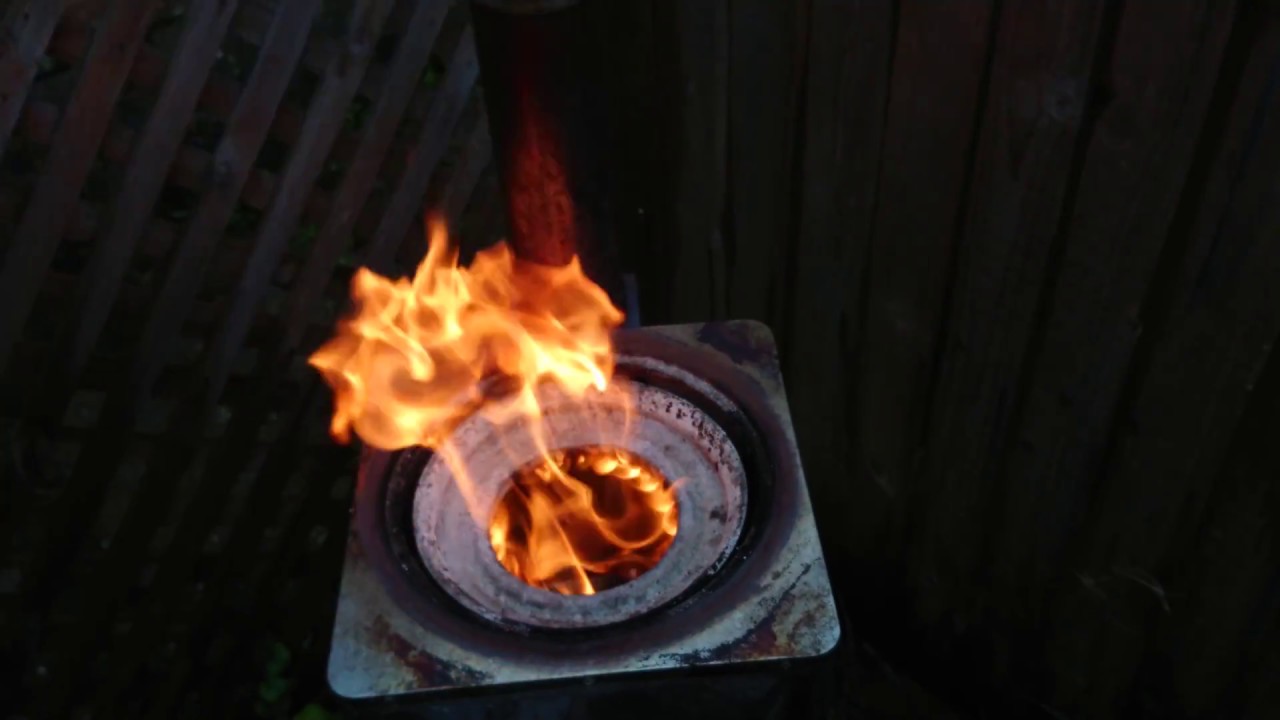 Huge Woodgas flame from Gasification cooker - YouTube