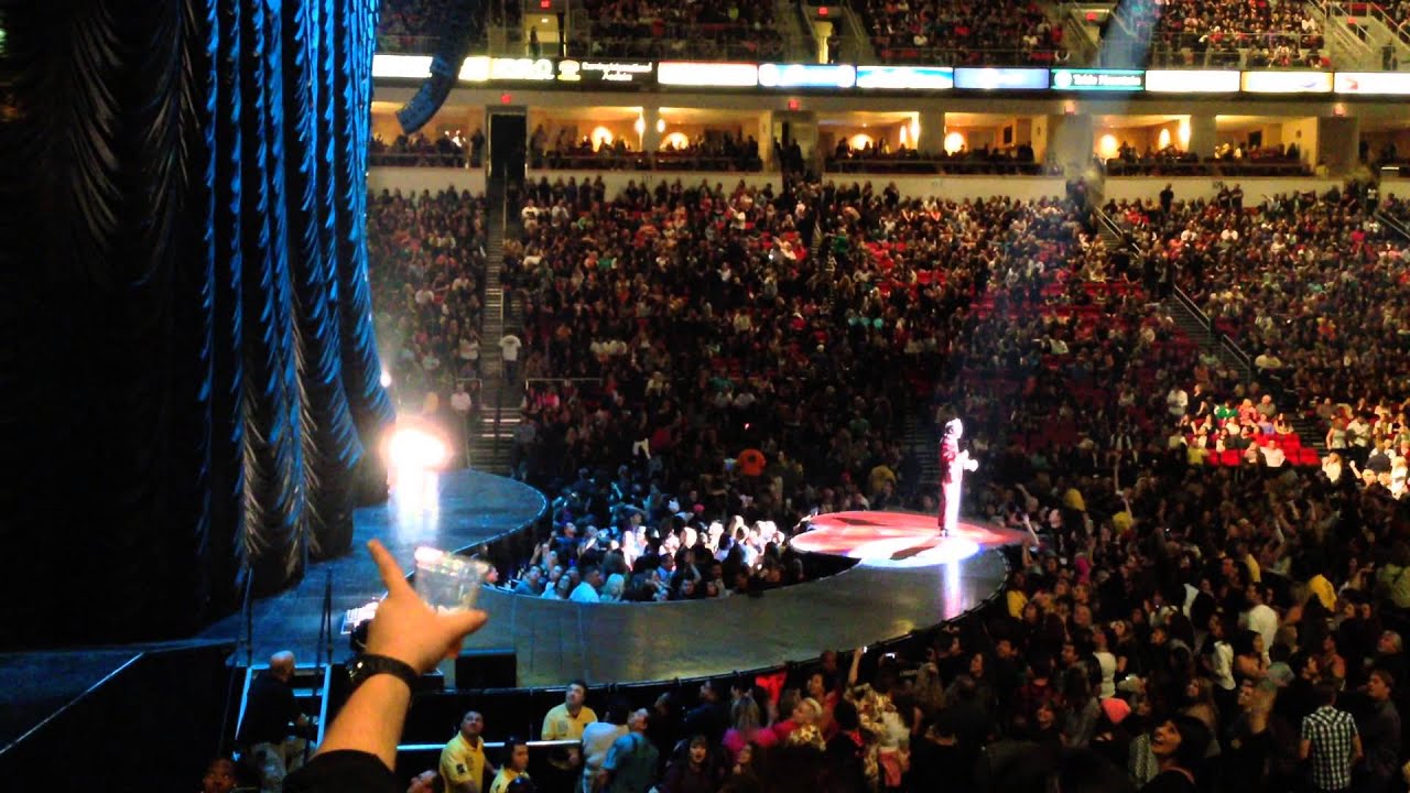 Pink opens her Fresno concert by singing Raise Your Glass - YouTube