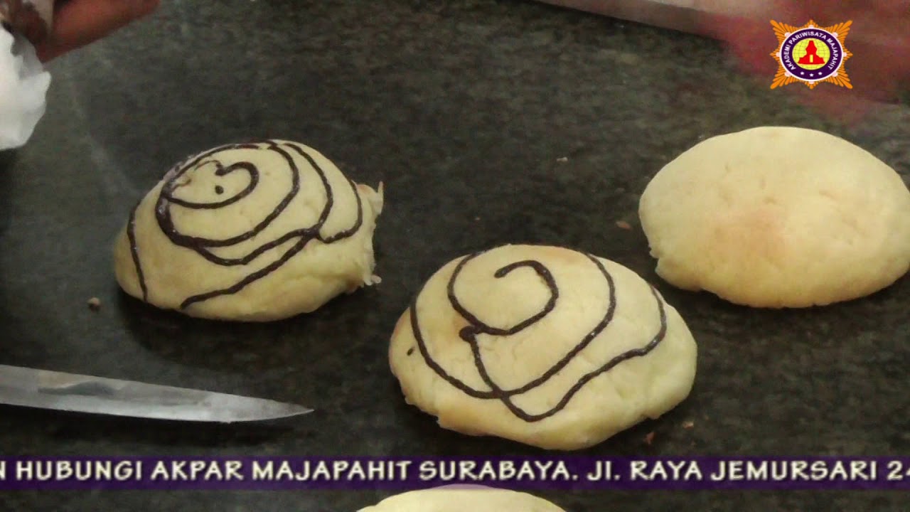 Praktek Membuat Aneka Roti Manis-Akpar Majapahit - YouTube