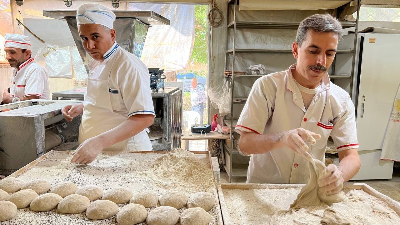 Baking Iranian bread How is Iranian tafton bread? The best cooking ...