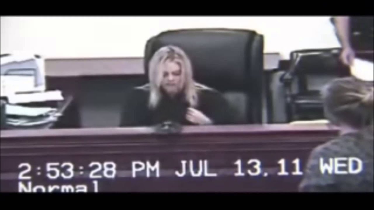 Woman Attacks A Judge In Court During Divorce Case Hearing Caught In