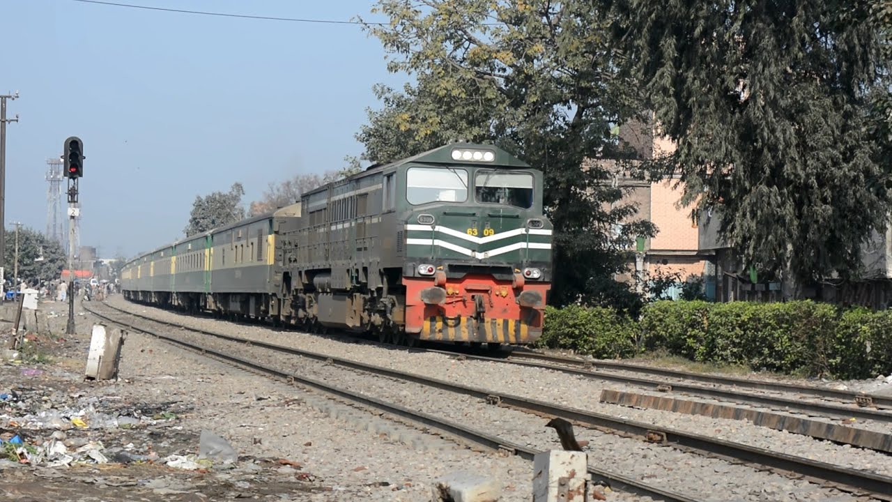 Pakistan Railways 41 Up Karakoram Express on a Curve Near Lahore - YouTube