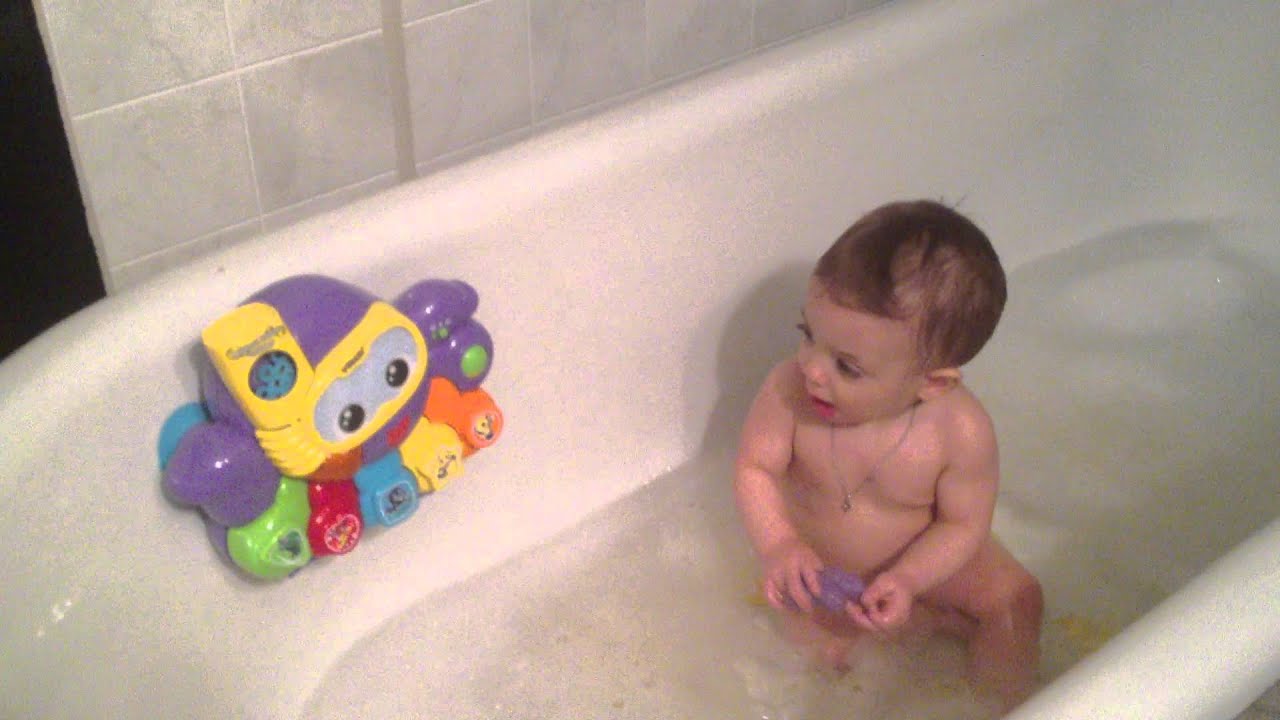 bathtime baby :) - YouTube