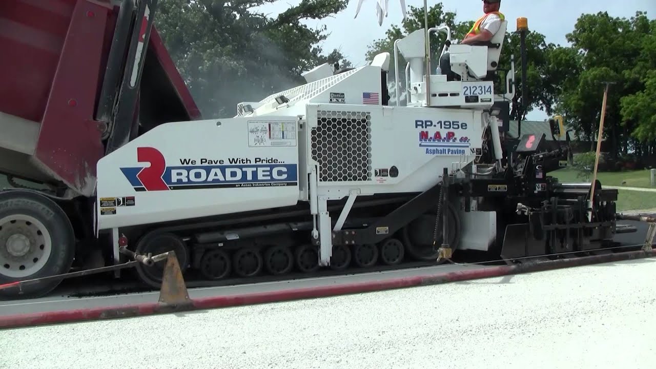 FXS - Fume eXtraction System at work on an RP-195e asphalt paver - YouTube