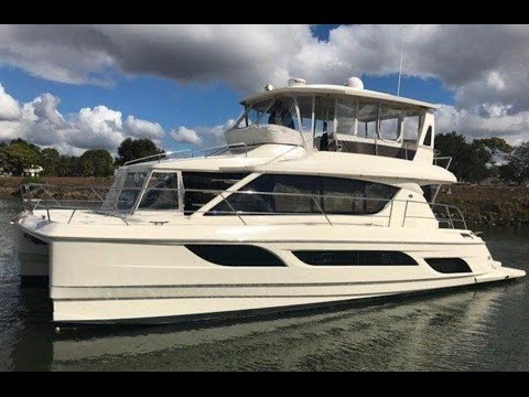 FEATURED BOAT: 2014 Aquila 484 Boat For Sale at MarineMax St ...