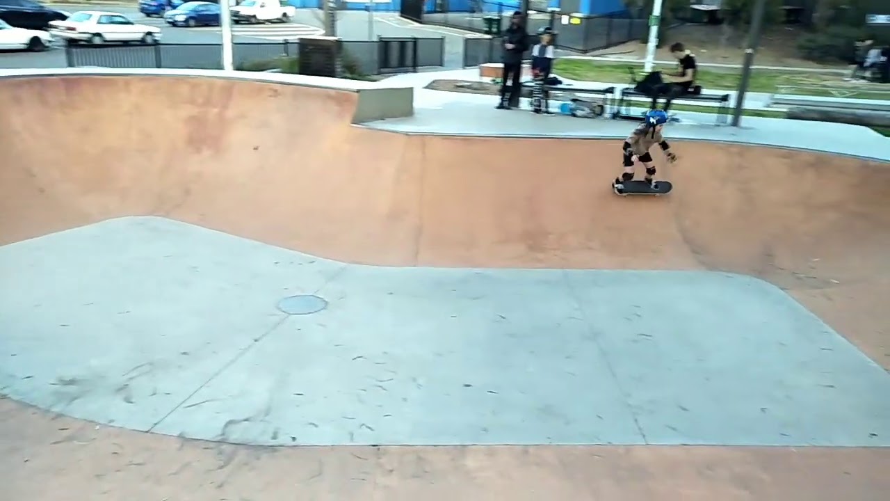 Mika skateboarding Modbury Skate Park - YouTube