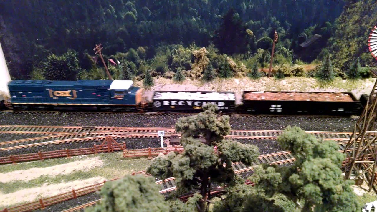 HO Scale CSX SD40-3 and SD70Mac - YouTube