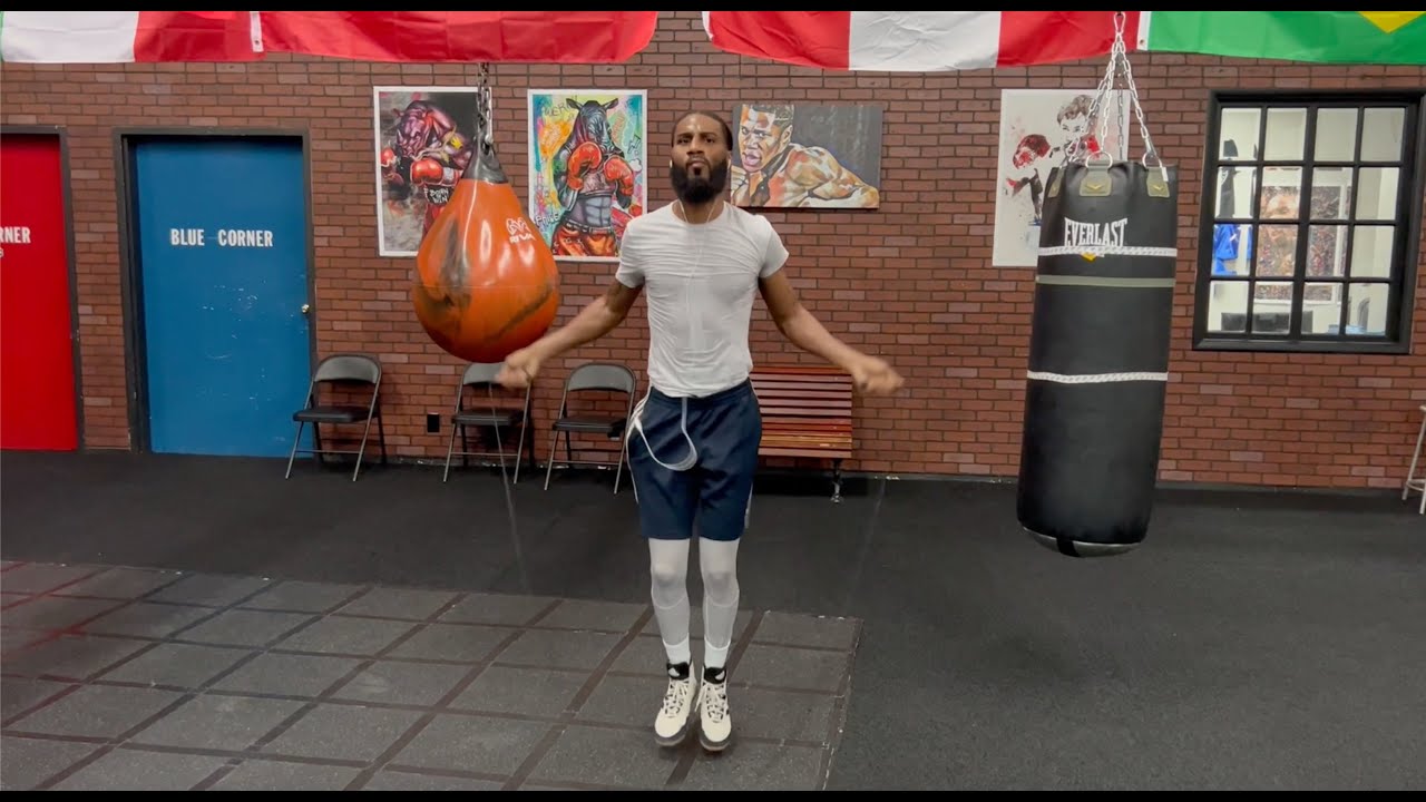 ALBERT "PRINCE" BELL 21-0 6KO'S EXHIBITS HIS JUMP ROPE SKILLS AT TOP ...