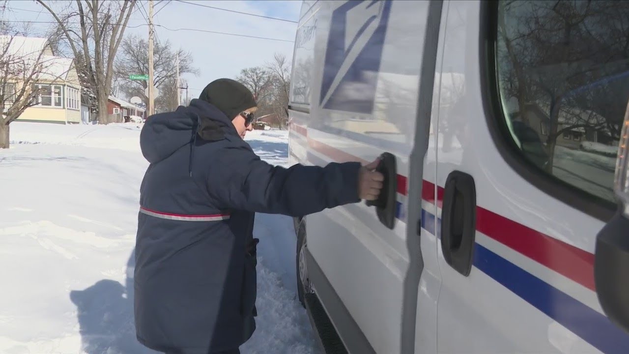 Postal workers in Peoria brave the snow - YouTube