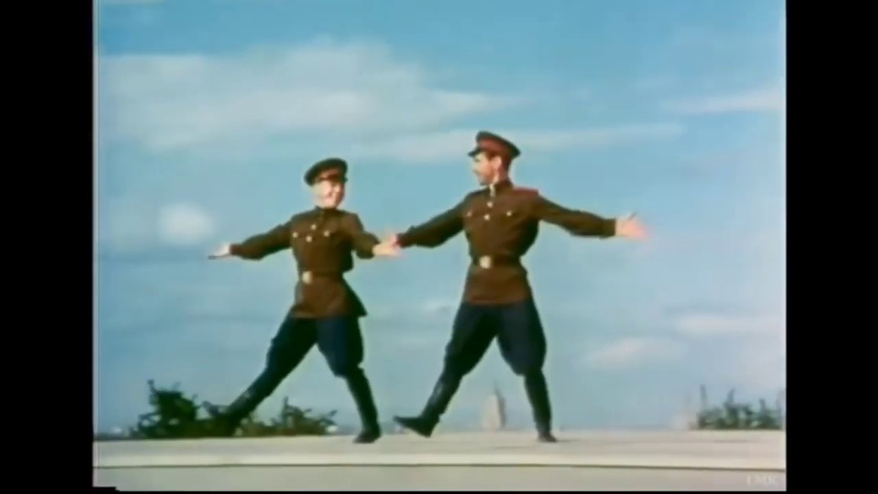 Soviet army dances to Moskau - YouTube