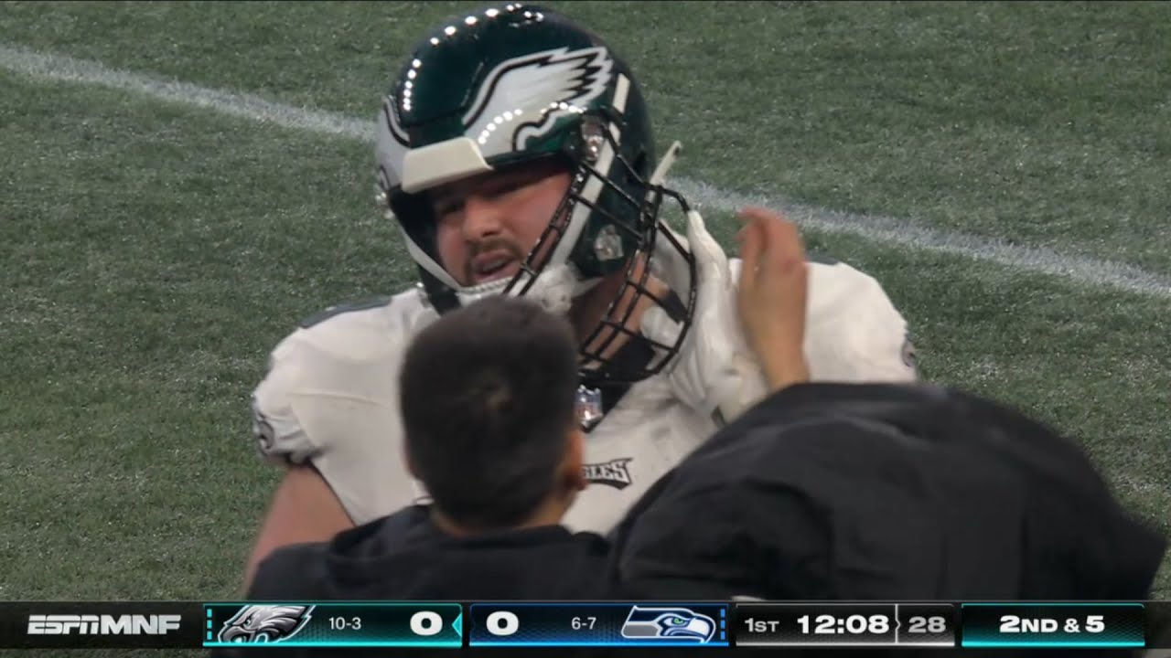 BROKEN HELMET IN EAGLES-SEAHAWKS - YouTube