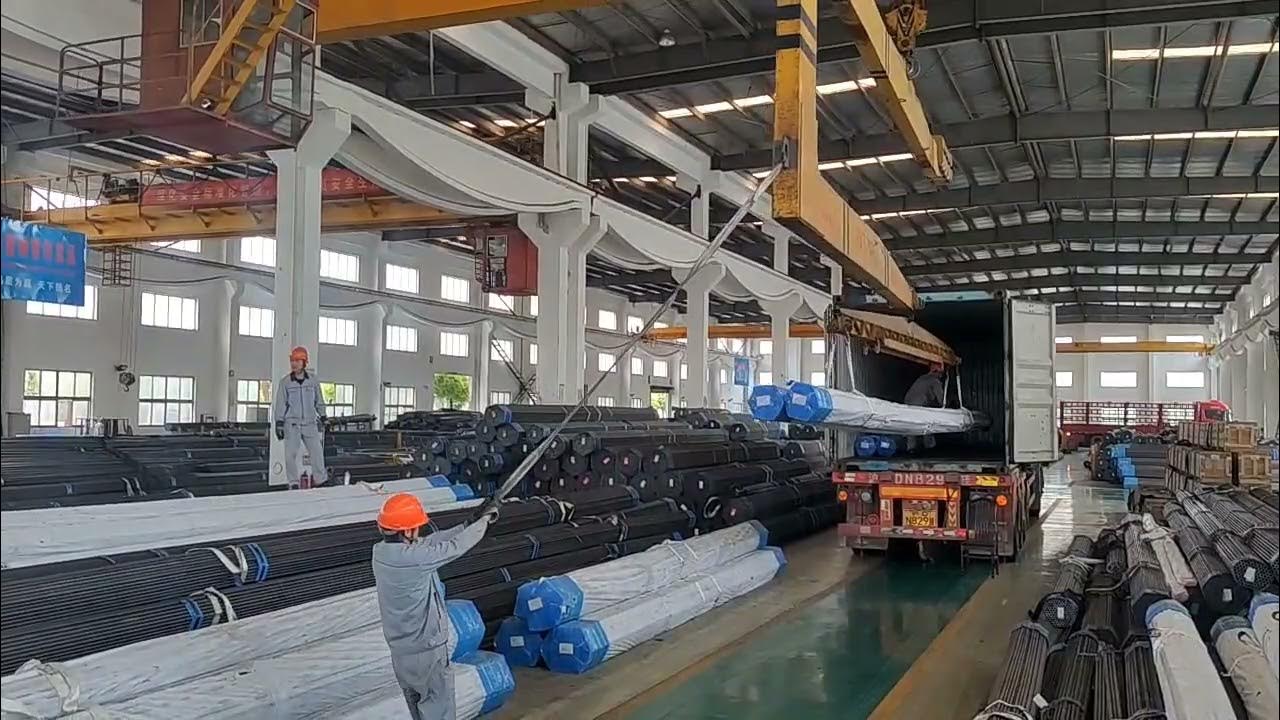 C-type hook loading long steel pipe into the container - YouTube