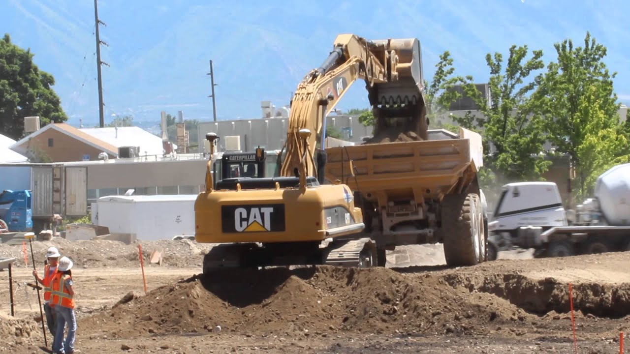 CAT 325D Loading CAT 400E Dump Truck - YouTube