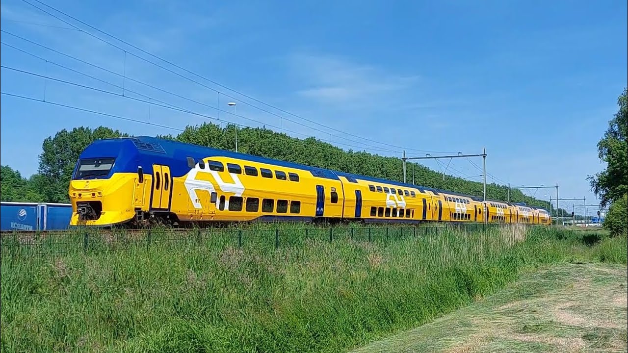 VIRM Flow 8701 als trein 2050 Utrecht-Den Haag bij Zoetermeer, 31-05 ...
