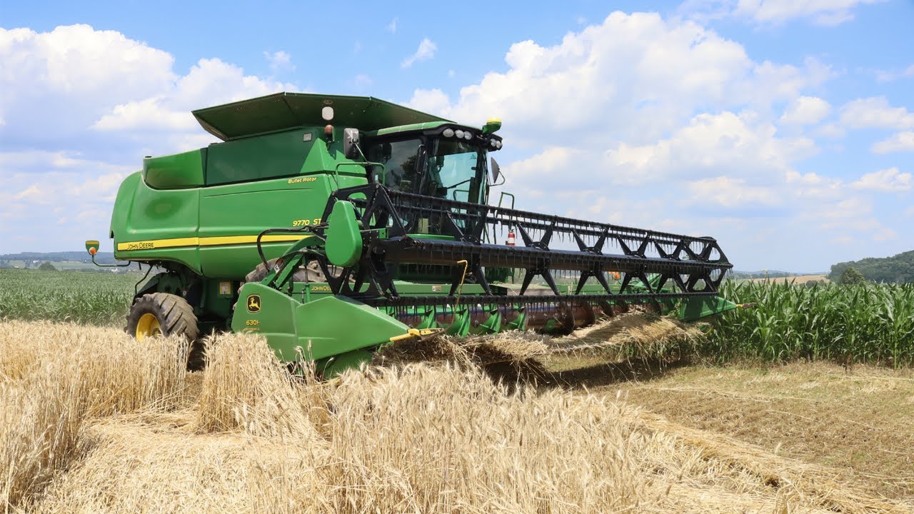John Deere Combine Harvesting Wheat - YouTube