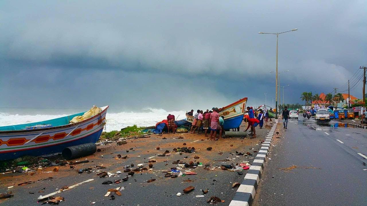 2017 Cyclone okhi in kerala trivandrum - YouTube