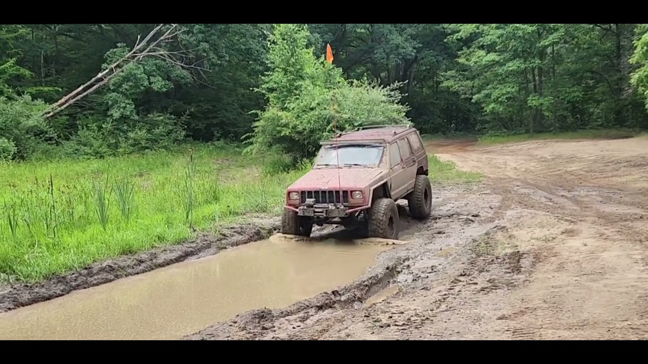 Jeep Cherokee Mudding On 37's at Rocks and Valley's Off-road Park - YouTube