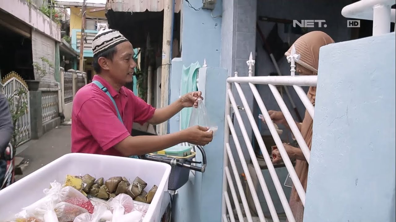 Berbagi Rizki Pak Iwan Pedagang Keliling Kue Tradisional Youtube