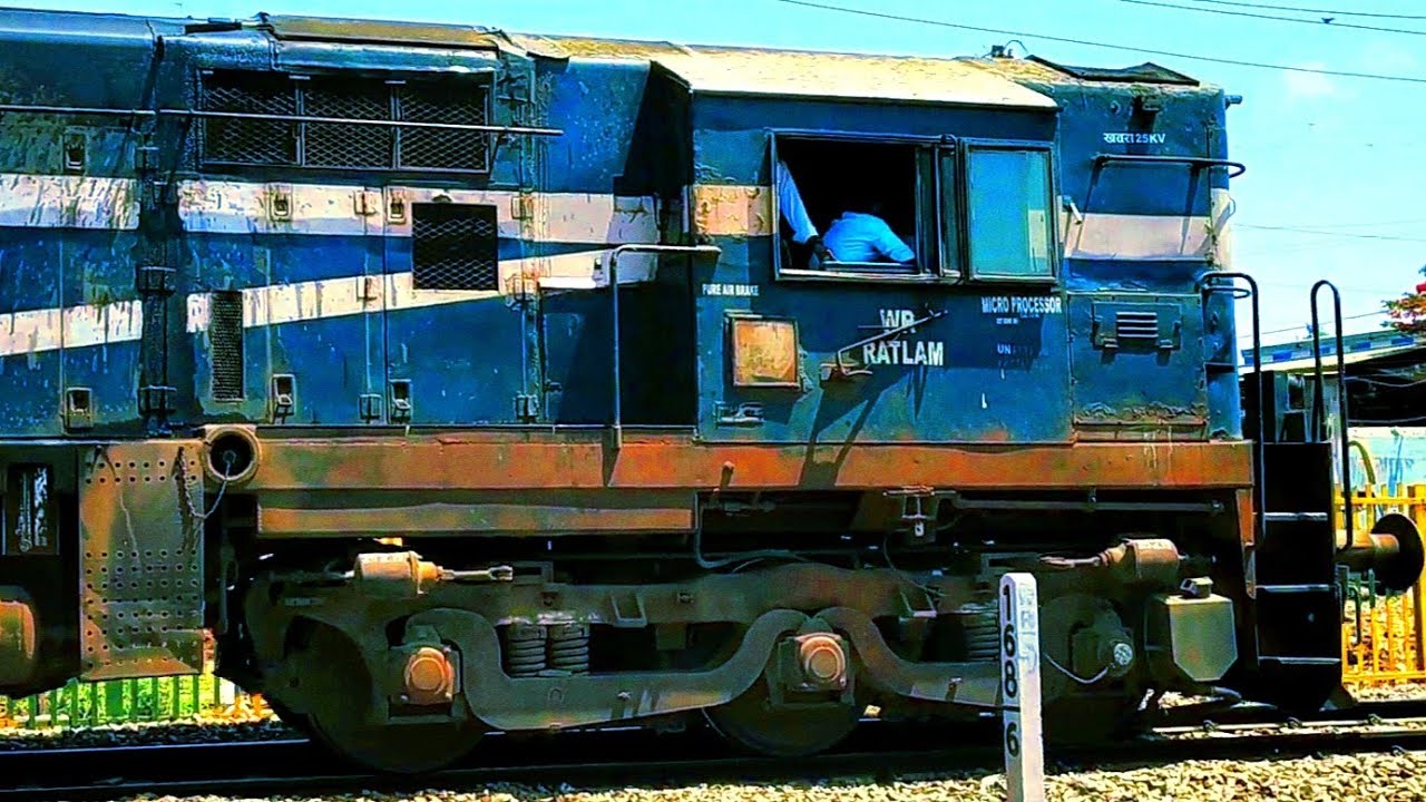 Ratlam (RTM) WDM3A 16170 with Beautiful BOBYN Rake pass through ...